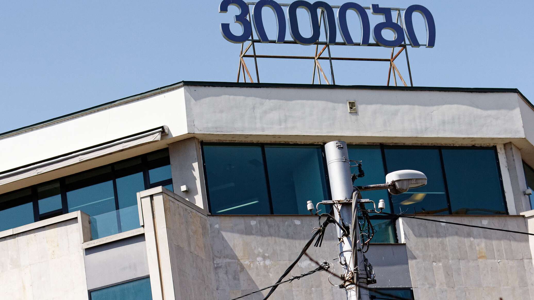 თბილისში მამაკაცი ბანკში სავენტილაციო მილიდან შეიპარა - 26.07.2021-ს ...