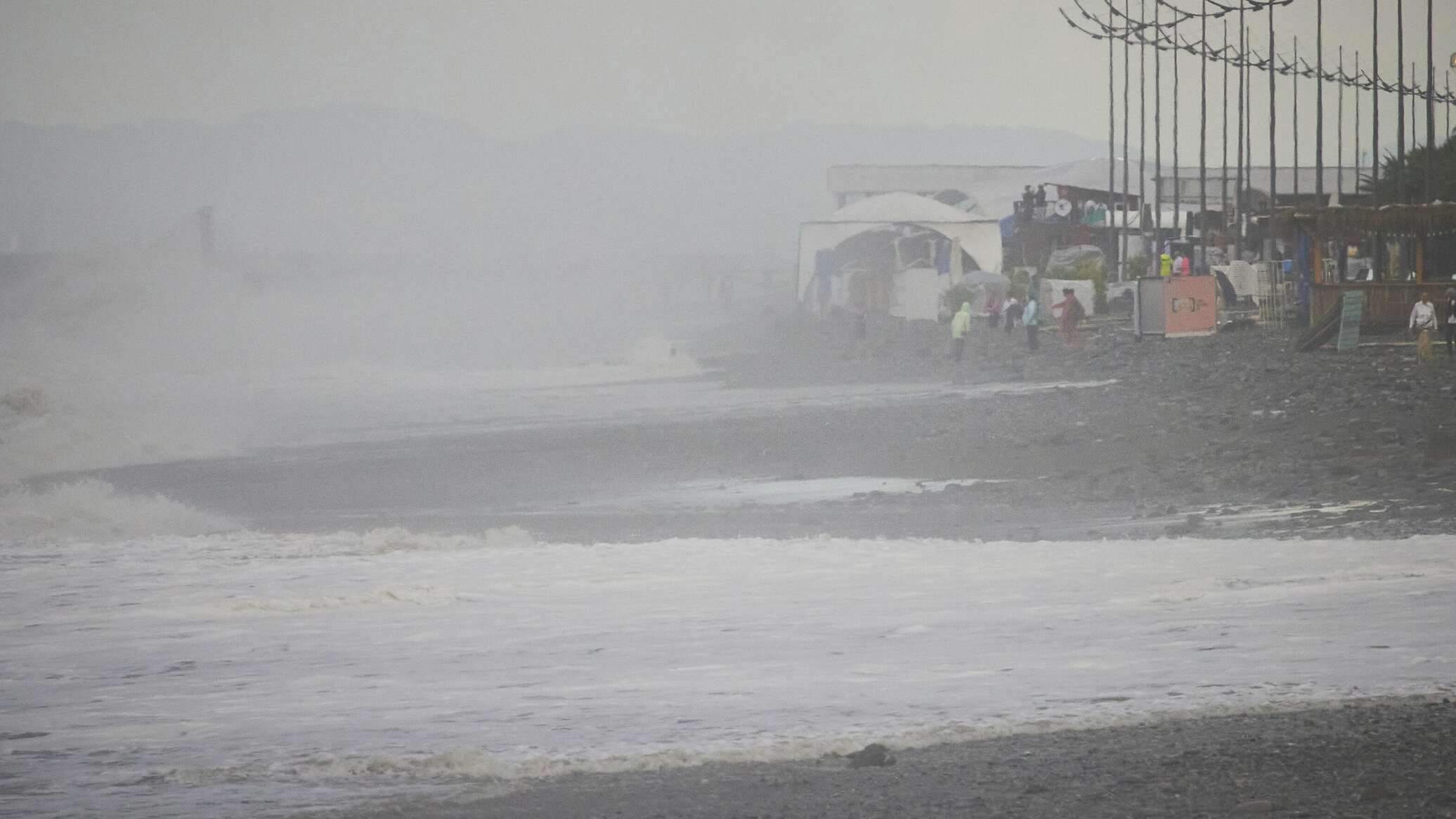 გადახდილი სახურავები და ჩამოყრილი აგურები: ქარიშხალმა თურქეთში ...