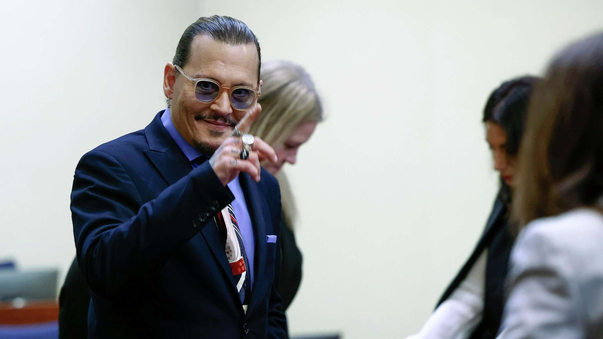 „რევოლუციასაც მოაწყობს“ - ჯონი დეპის მხარდამჭერებმა სასამართლოს ეზოში ...