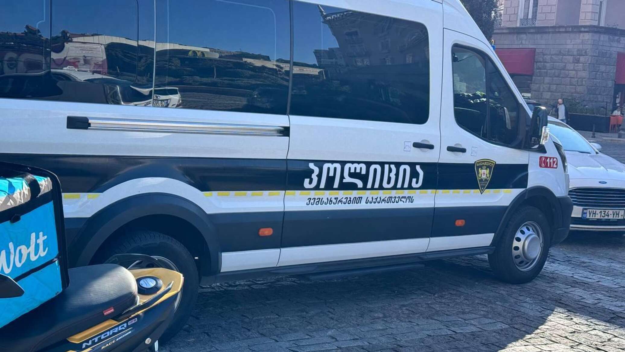 მეტროს ბაქანზე მამაკაცს, სავარაუდოდ, ხელი ჰკრეს და ლიანდაგებში ჩააგდეს ...