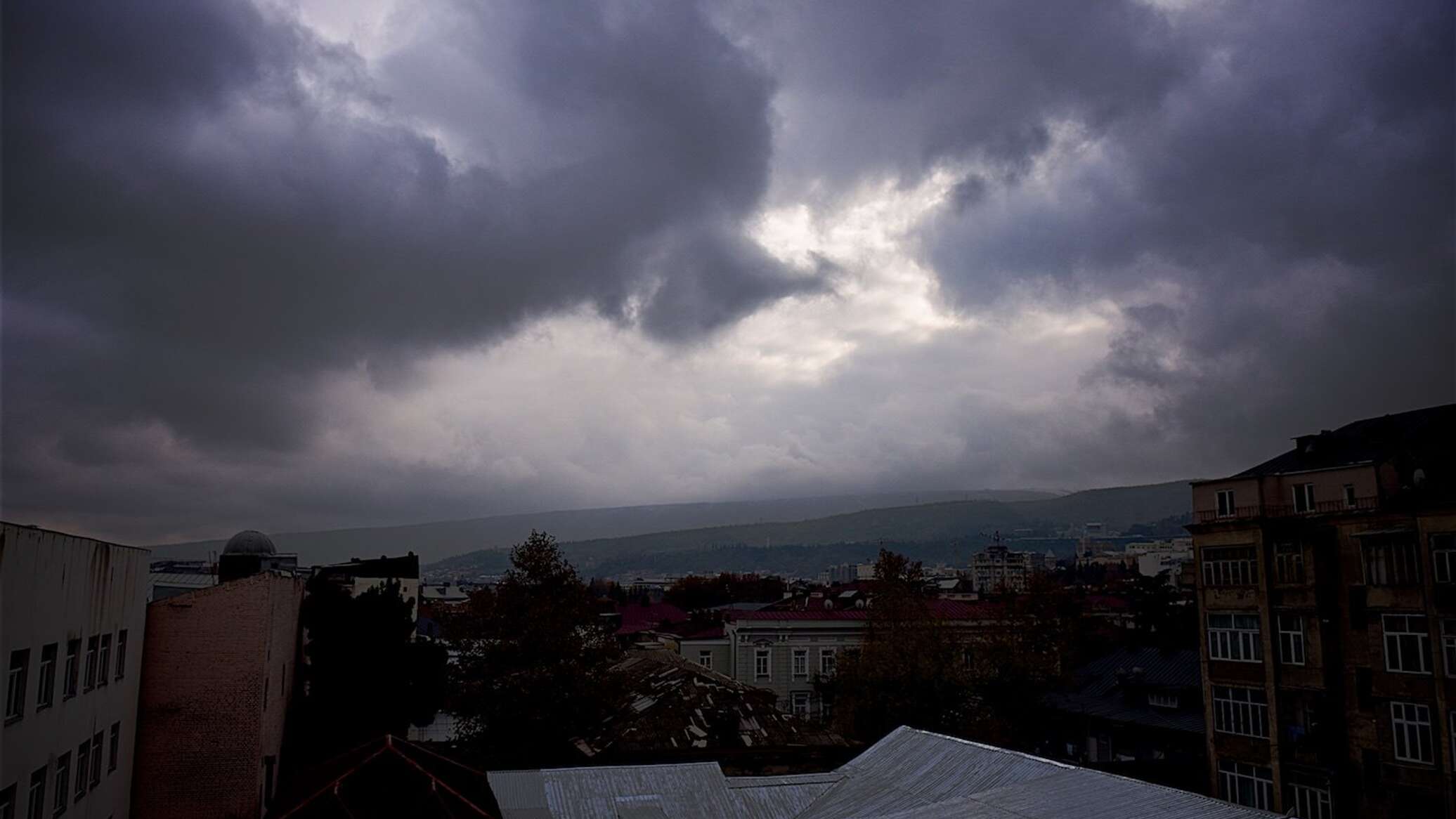 ძლიერი ქარი და წვიმა ელჭექით: გარემოს ეროვნული სააგენტო მოსახლეობას ...