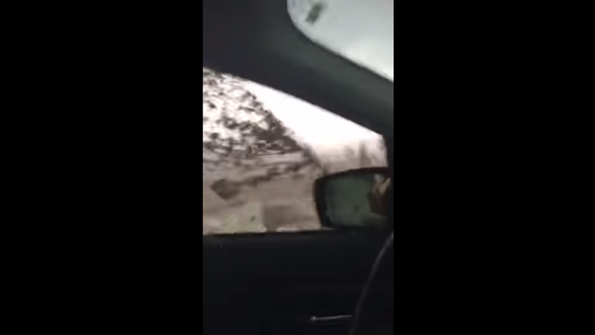 Запертая в машине женщина сняла на видео, как ее затянуло в торнадо ...