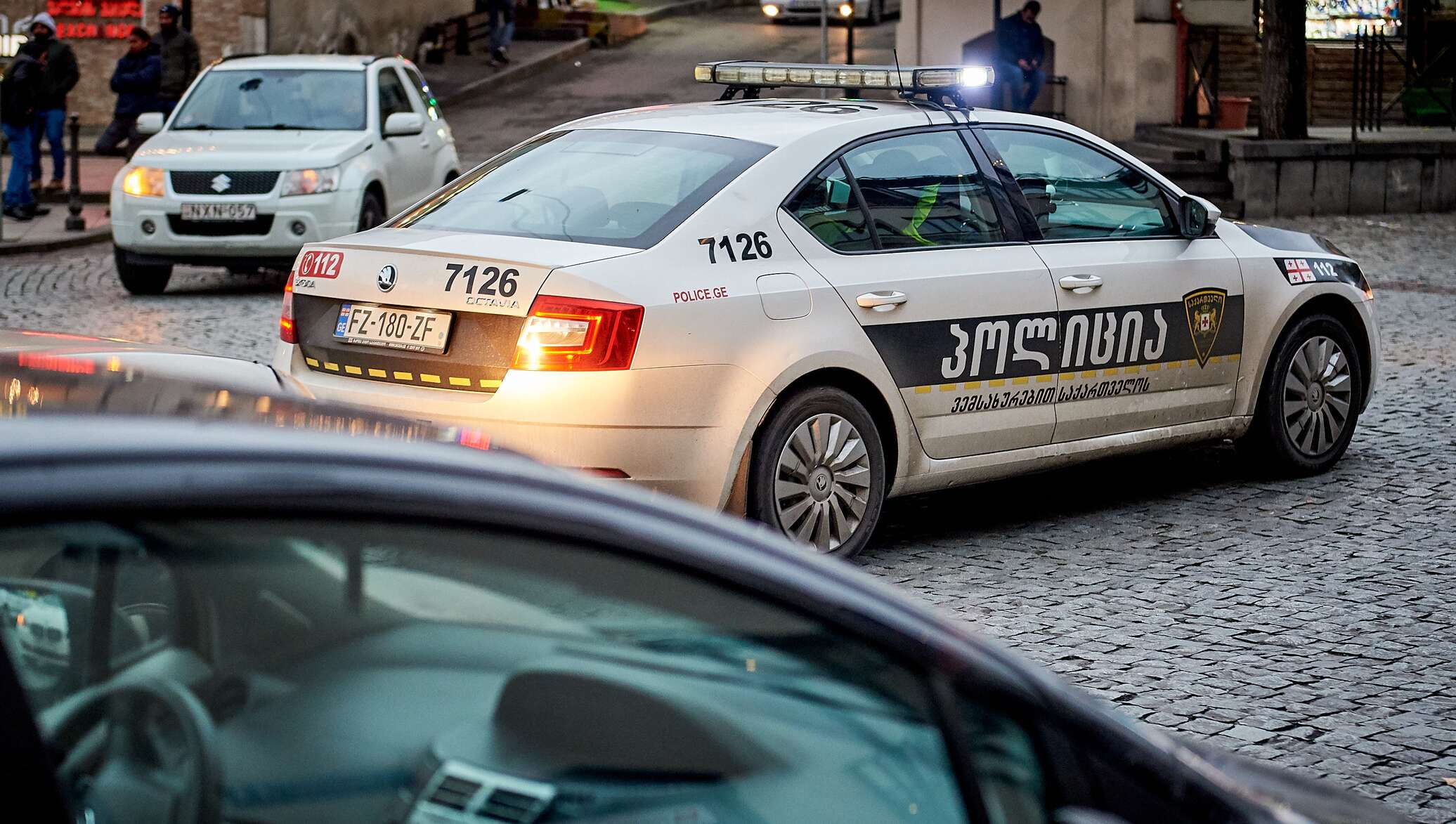 „მარტო სახლში“ ქართულად: სახლში ჩაკეტილმა გოგონამ მაშველები საგონებელში ...